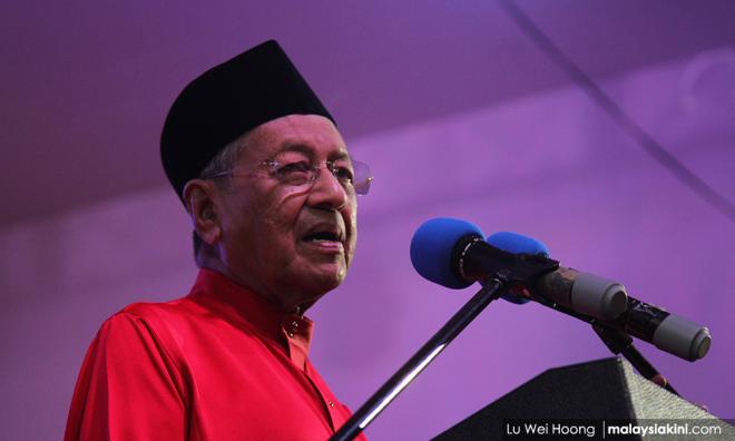 Gambar pakai baju lokap lebih utama, kata Dr M
