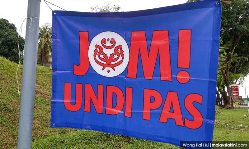 Sepanduk 'Jom Undi PAS' tertera logo Umno di PD