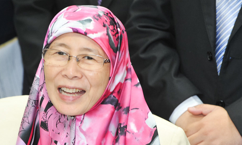 Wan Azizah agrees to file no-confidence motion