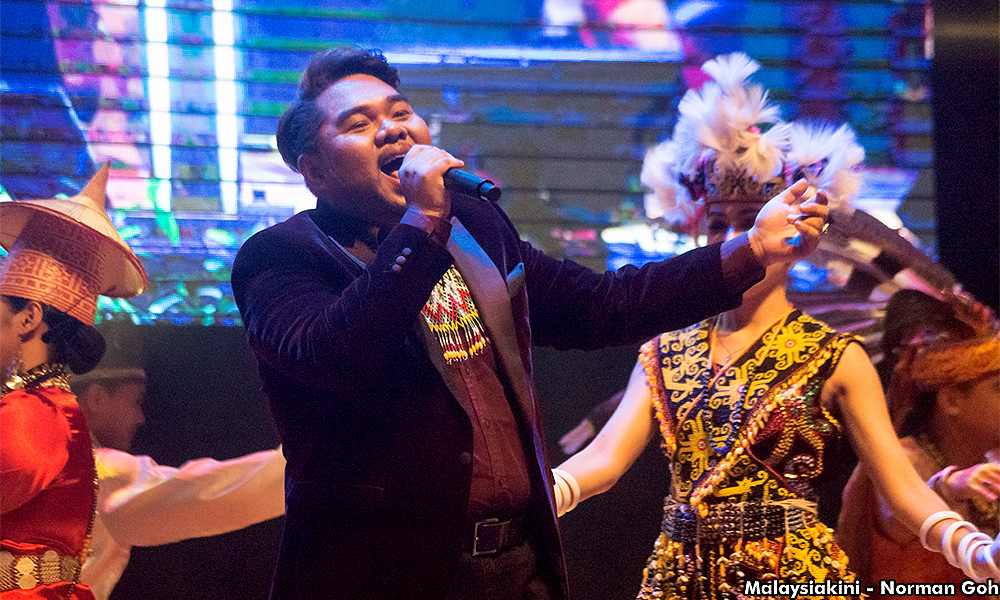 Bob cari bakat untuk dihantar ke Hollywood