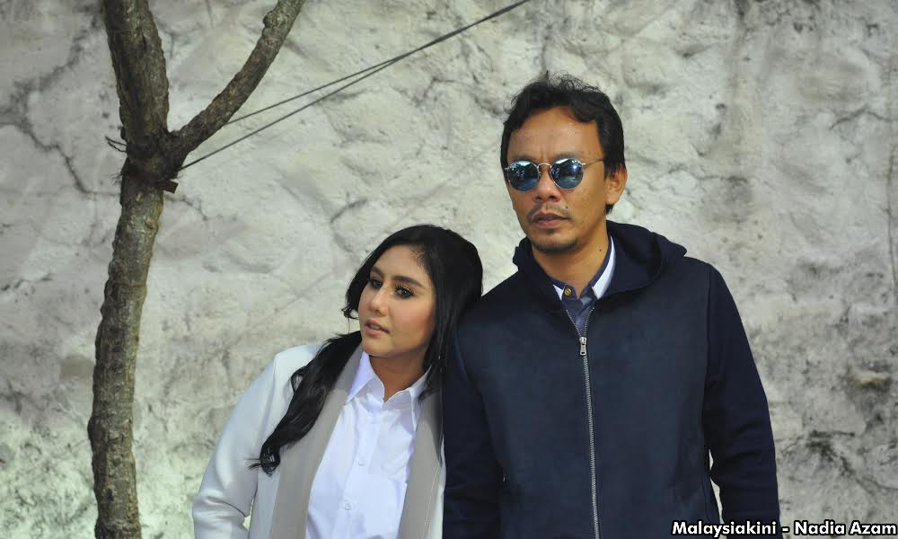 Ella, suami jadi Dua Insan Bercinta di atas pentas?