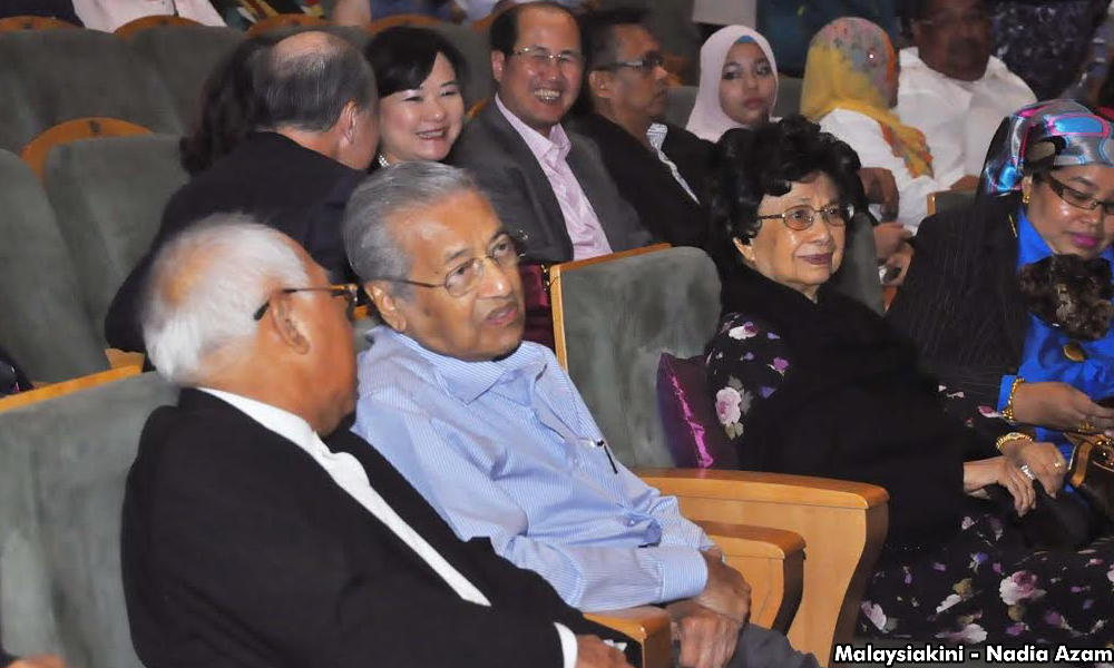 Mahathir takes break from anti-Najib plotting to catch concert