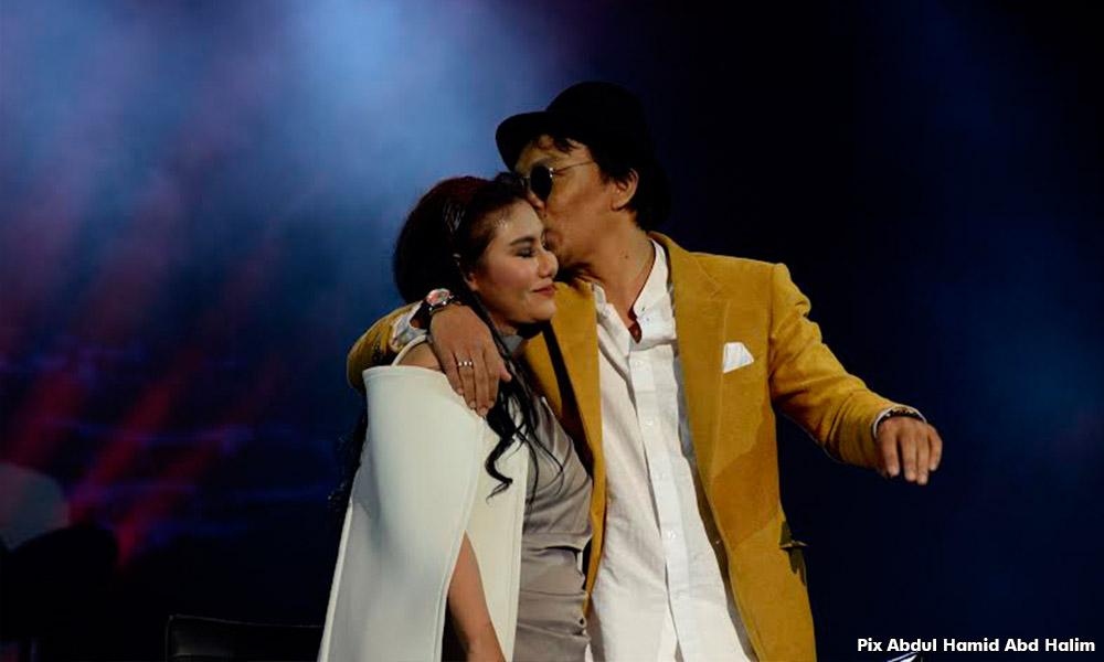 Ella terkejut dapat 'kucupan azimat' suami